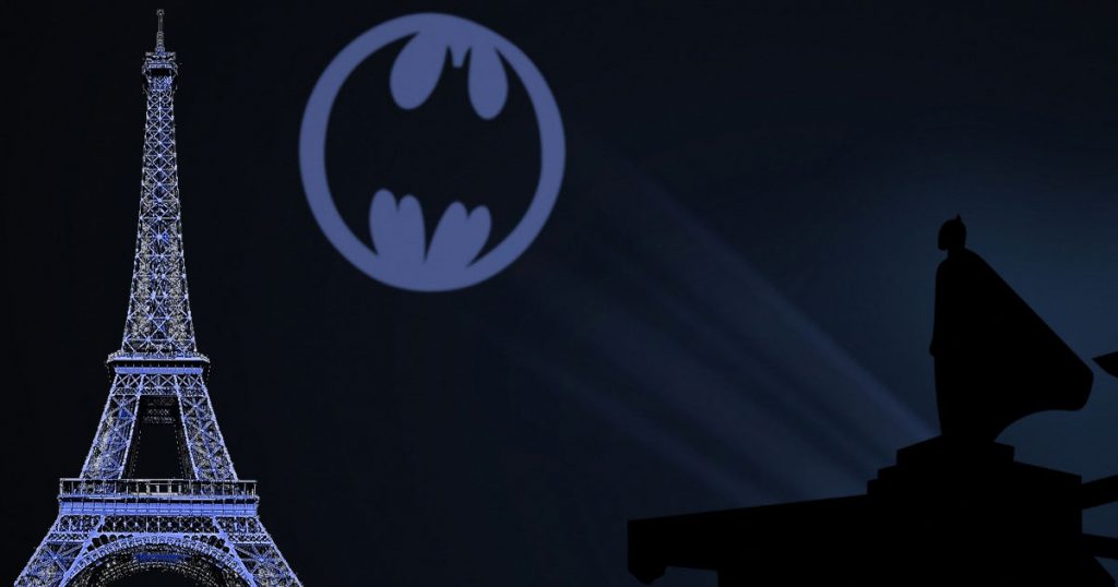 Pour les 80 ans de Batman, un Bat-signal dans le ciel de Paris | Super ...